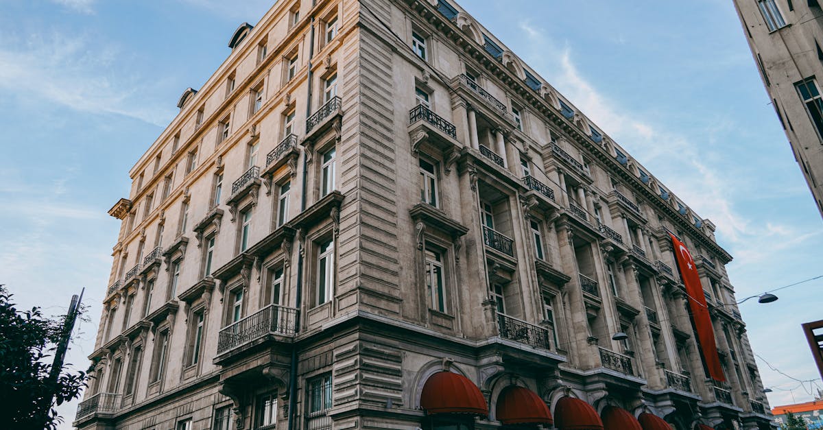 Découvrez le bâtiment de Cité de Péra sur la place Galatasaray à ...